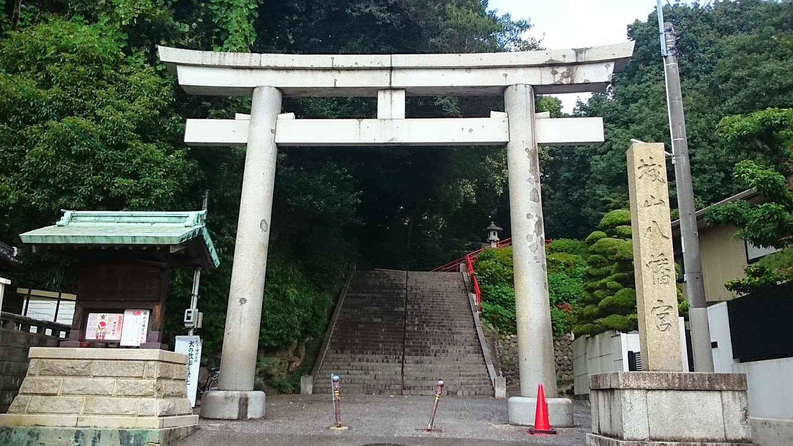 So many gods in Japan: 城山八幡宮 Shiroyama (Castle Mountain) Hachimangu